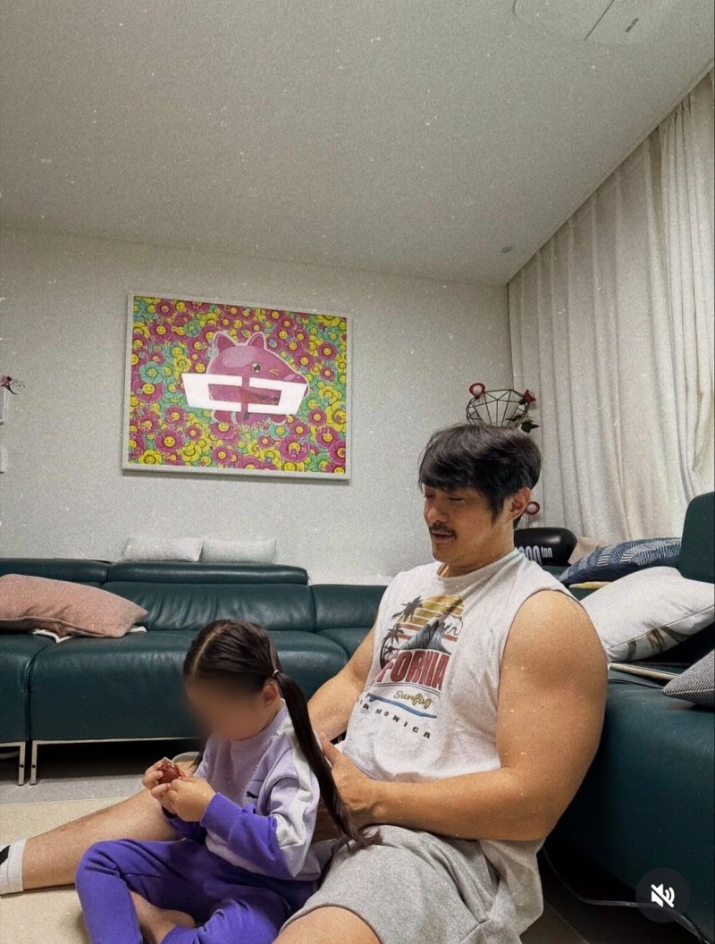 KCM, 13년간 숨긴 딸 공개 "머리 묶어주는 소중한 시간" - 파이낸셜뉴스