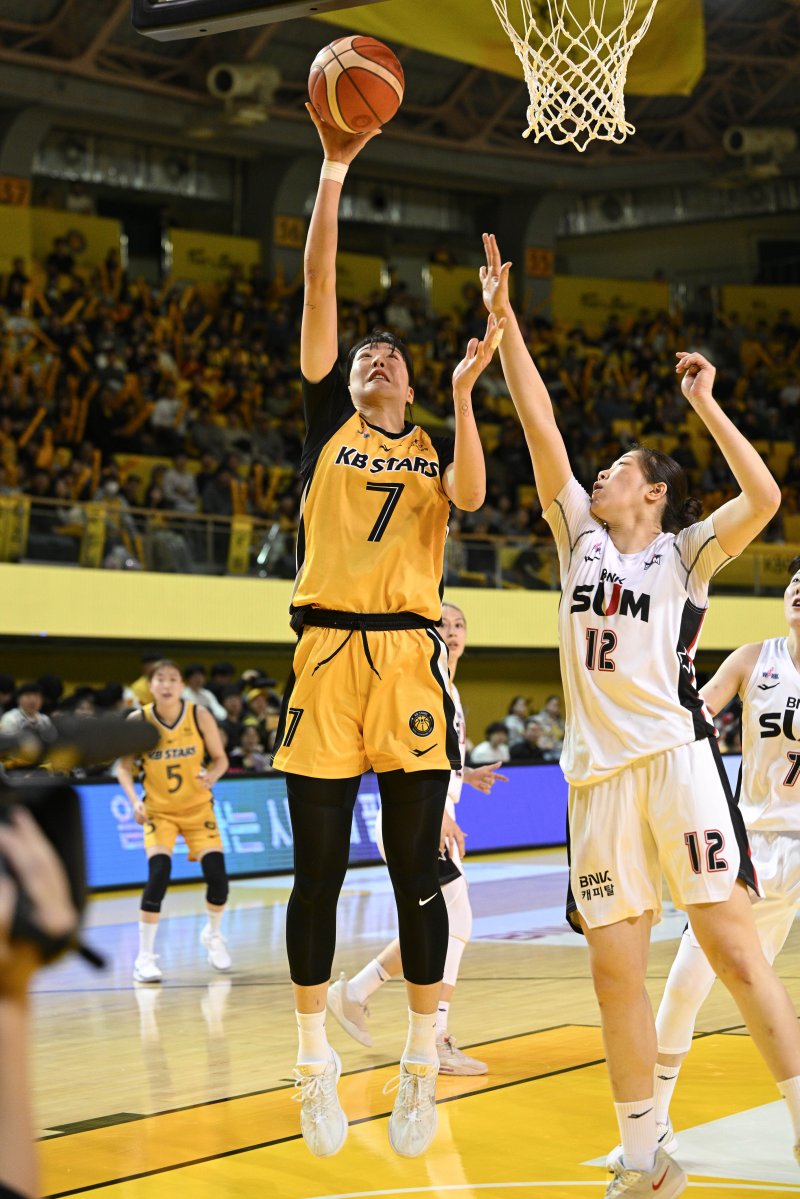 '박지수 더블더블' KB, '디펜딩 챔프' BNK 제압…개막 2연승 - 파이낸셜뉴스