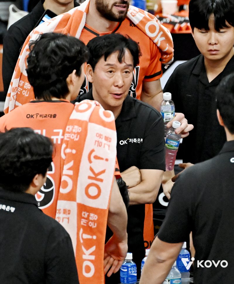 신영철 OK저축은행 감독 V리그 최초 300승…도로공사 10연승 질주(종합) - 파이낸셜뉴스