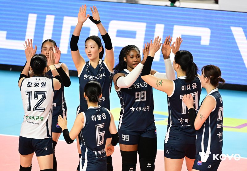 신영철 OK저축은행 감독 V리그 최초 300승…도로공사 10연승 질주(종합) - 파이낸셜뉴스