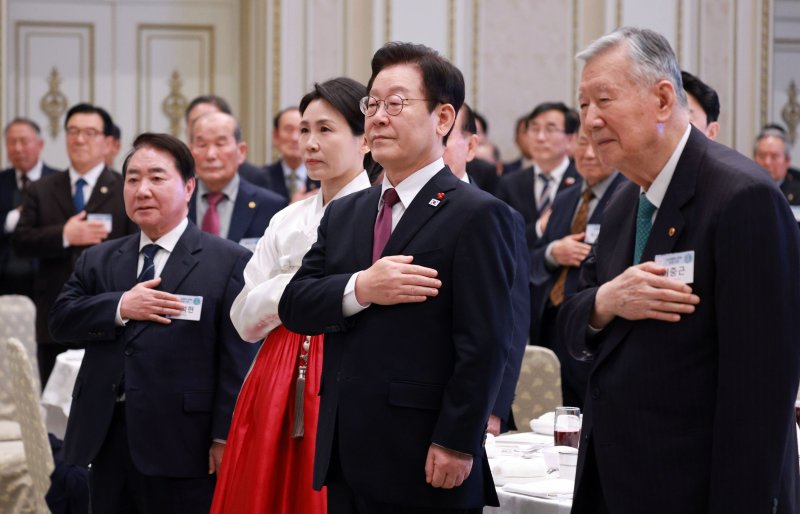 이재명 대통령, 청와대 영빈관서 대한노인회 초청 오찬…'기본 복지는 촘촘하게' [뉴시스Pic] - 파이낸셜뉴스