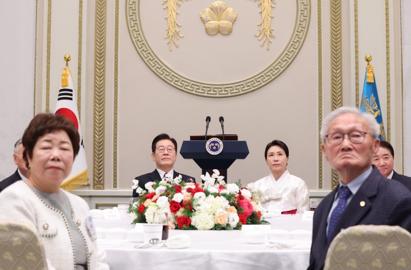 이재명 대통령, 청와대 영빈관서 대한노인회 초청 오찬…'기본 복지는 촘촘하게' [뉴시스Pic] - 파이낸셜뉴스