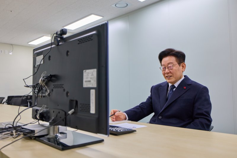 President Lee: "If you target Koreans, it will ruin your life; this ...